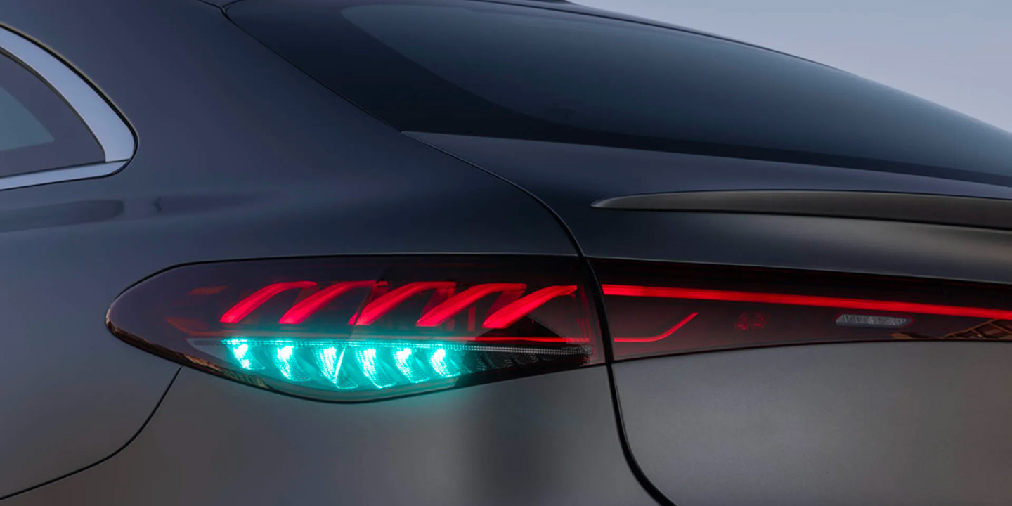 Turquoise led-verlichting voor elektrische Mercedes EQS | AutoGids