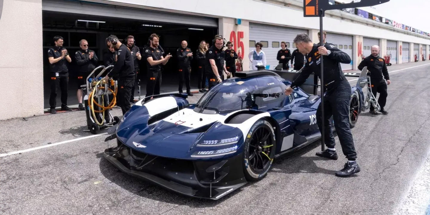 Le Mans-legende Jacky Ickx probeert de hypercar van Genesis | AutoGids