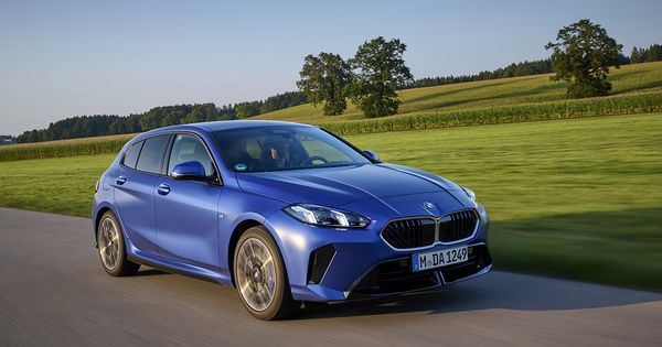 Test Review BMW 1 Reeks (2024) - Eerste test BMW 120 | AutoGids