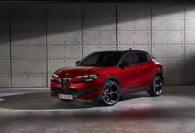 Giulia Floor Alfa Romeo Junior Ibrida All Set For 2025 UK Launch | Auto ...